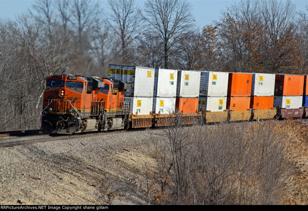 BNSF 6720 runs dpu on a eb stack.